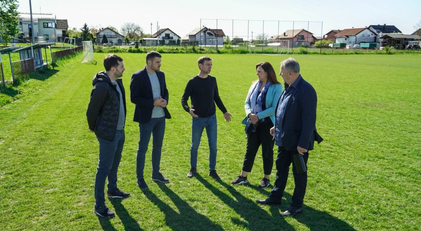 Umjetna trava dolazi na pomoćni teren NK Libertas - Vijesti - Novska.IN ...